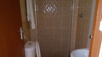 Quarto Duplo | Casa de banho | Um polibã, artigos de higiene pessoal grátis, chinelos