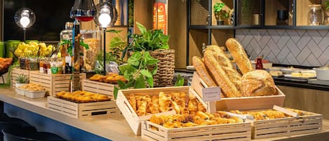 Café da manhã continental nos fins de semana (EUR 13.90 por pessoa)