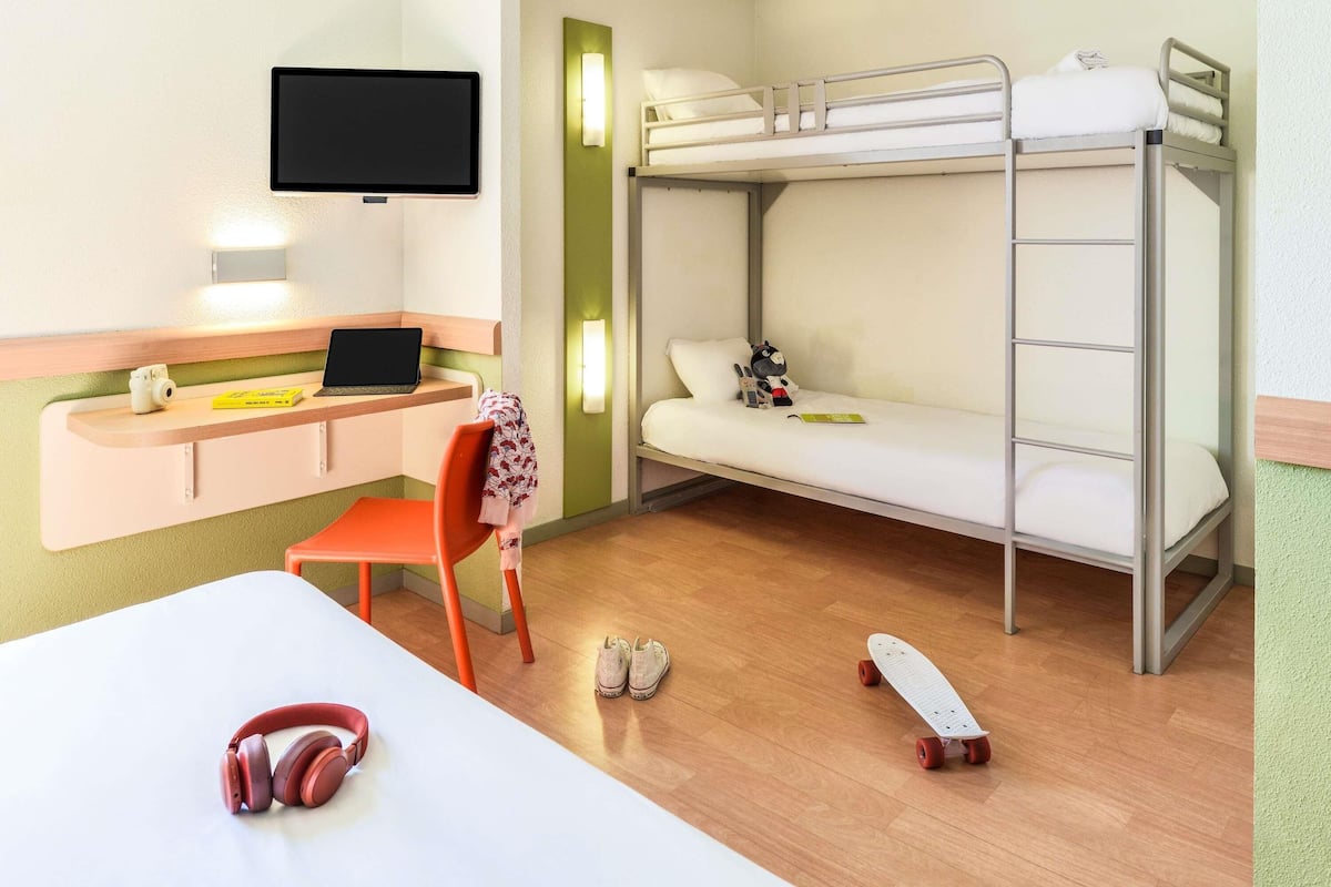 Quarto família, 2 camas de casal | Escrivaninha, quartos à prova de som