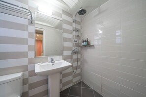 Quarto casal standard | Banheiro | Chuveiro, produtos de toalete grátis, secador de cabelo
