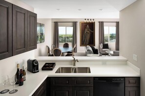 Suite Presidencial, 2 quartos, vista para a baía | Minibar, com decoração personalizada, com mobília individualizada