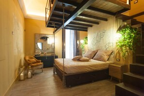 Um quarto com uma cama, uma cadeira, um mapa na parede e uma escada.