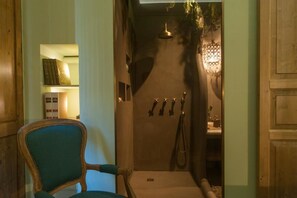 Quarto Duplo Deluxe, varanda | Duche na casa de banho