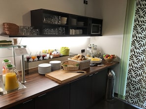 Café da manhã com buffet grátis todos os dias