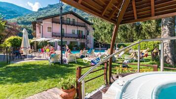 Terraço com espreguiçadeiras