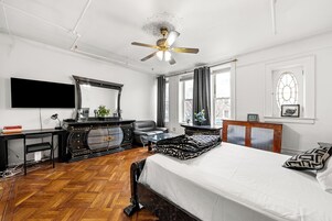 Quarto casal, 1 quarto | Individualmente decorados, individualmente mobiliados, escrivaninha