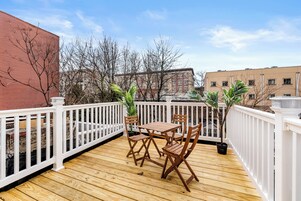 Quarto, vista para o pátio | Terraço/pátio