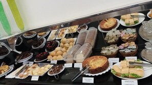 Café da manhã com buffet grátis todos os dias