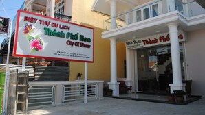 Um edifício com uma placa anunciando uma floricultura.