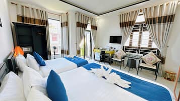 Quarto Triplo Deluxe, Vista para a cidade | Casa de banho | Um polibã, um chuveiro fixo, artigos de higiene pessoal grátis