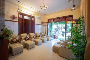 Um hall amplo com várias áreas de estar, unidades de ar condicionado e uma grande janela com vista para o exterior.