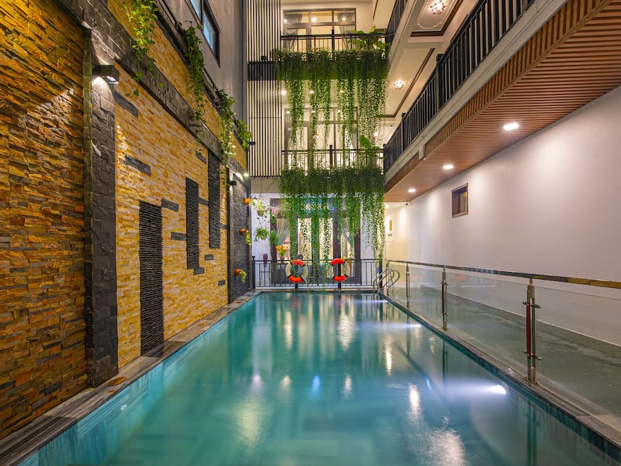 Piscina interna, piscina externa, funciona das 5h às 21h, guarda-sóis