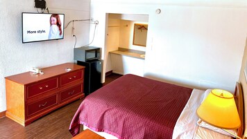 Quarto, 1 cama king-size, fumadores, frigorífico e micro-ondas | Com decoração personalizada, com mobília individualizada, secretária