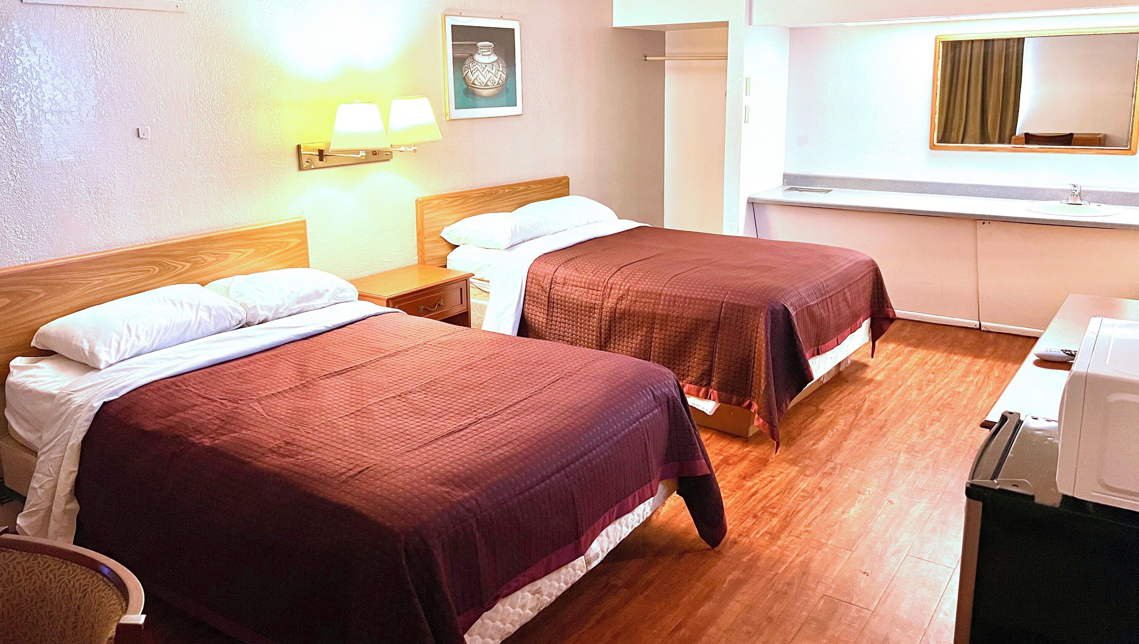 Quarto, 2 camas de casal, para não fumantes, geladeira e micro-ondas | Individualmente decorados, individualmente mobiliados, escrivaninha