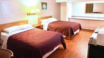 Quarto, 2 camas de casal, não fumadores, frigorífico e micro-ondas | Com decoração personalizada, com mobília individualizada, secretária 