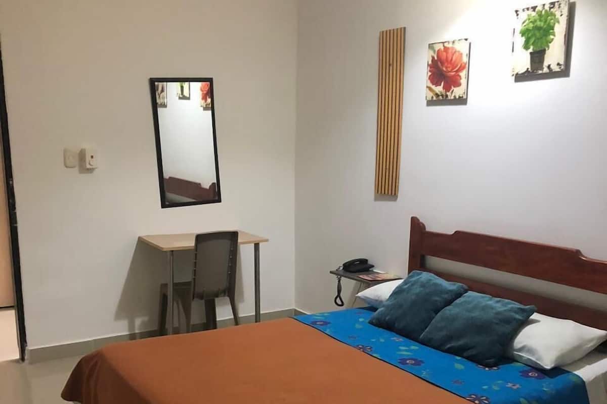Quarto clássico, 1 cama de casal | Individualmente decorados, Wi-Fi de cortesia