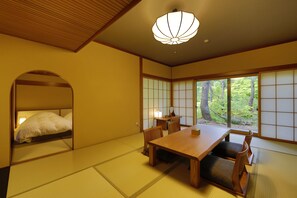 Quarto Twin Royal, várias camas, não fumadores, casa de banho privativa (Tennoza with Open-air Bath) | Sala | TV de ecrã plano 