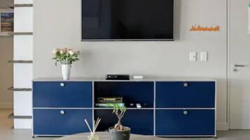 Apartamento, 2 quartos | Sala de estar | Televisor