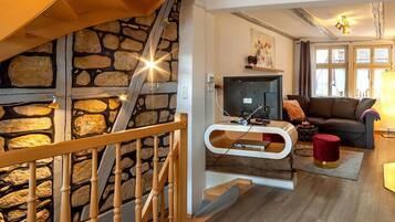 Apartamento, 1 quarto, terraço | Sala de estar | TV de ecrã plano, lareira, brinquedos