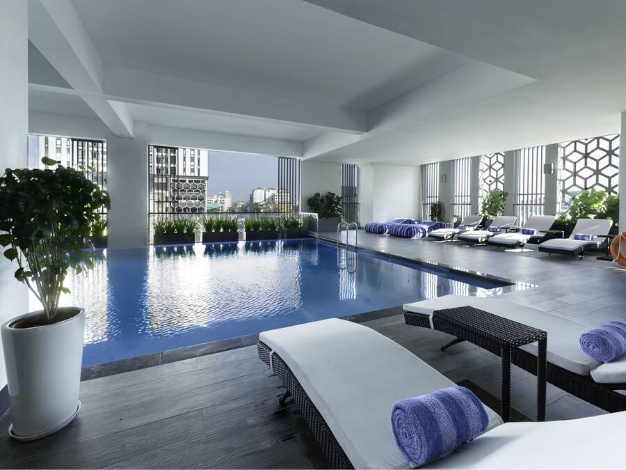 Piscina interior, espreguiçadeiras