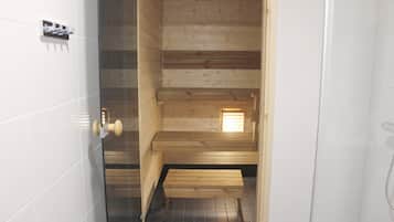 Chuveiro, secador de cabelo, bidê, toalhas de banho