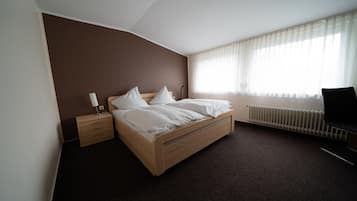 Quarto Duplo | Secretária, Wi-fi grátis, roupa de cama fornecida