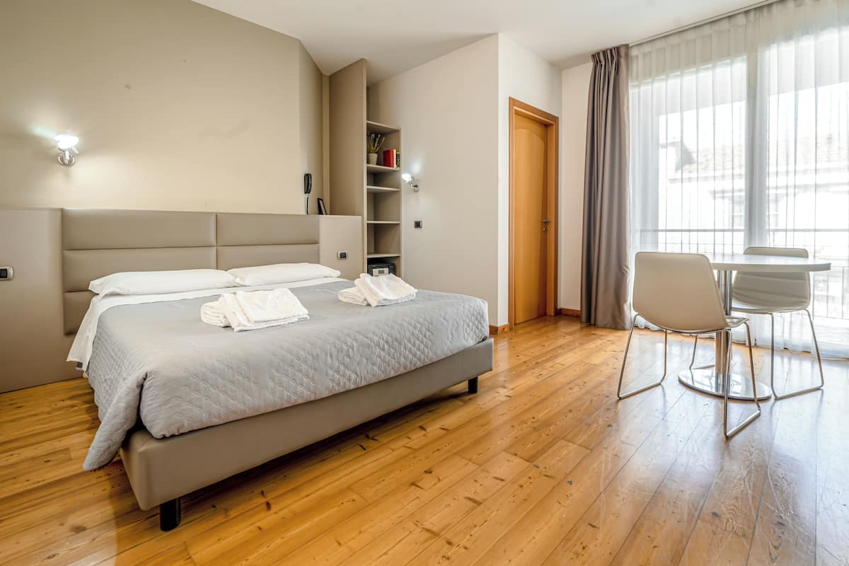 Quarto casal ou duplo superior | Frigobar, cofres nos quartos, escrivaninha, quartos à prova de som