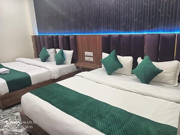 Quarto Superior, 4 quartos | Secretária, Wi-fi grátis 