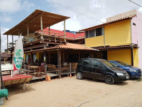 Um restaurante à beira-mar com área externa e espaço coberto.
