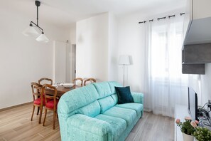 Apartamento, 3 quartos | Sala de estar | TV de ecrã plano 