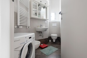 Apartamento, 3 quartos | Casa de banho | Um polibã, um chuveiro fixo, um secador de cabelo, um bidé 