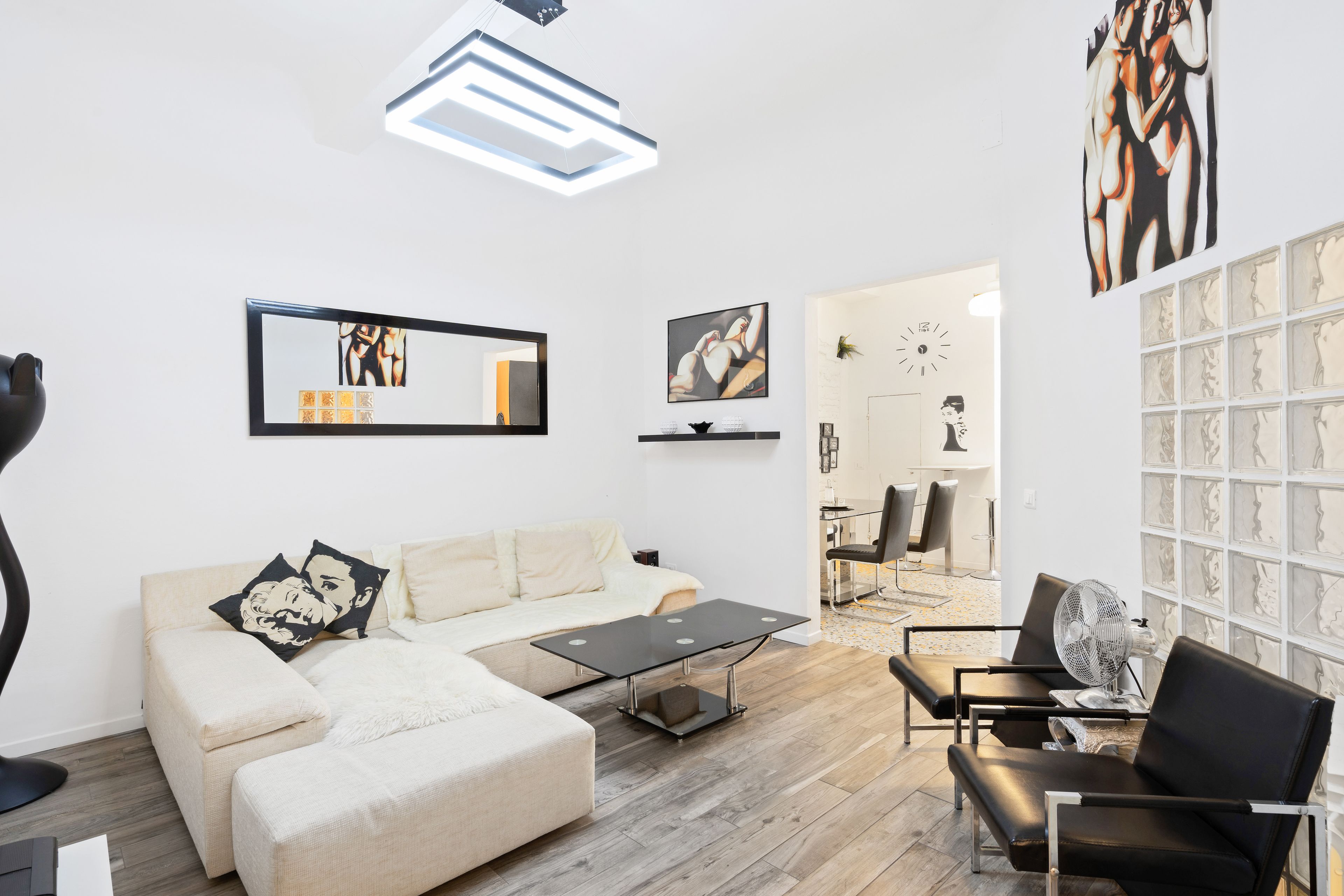 Apartamento, 2 quartos | Sala de estar | TV de tela plana