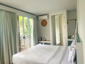 King Room with Balcony | Cortinas blackout, ferros/tábuas de passar roupa, Wi-Fi de cortesia