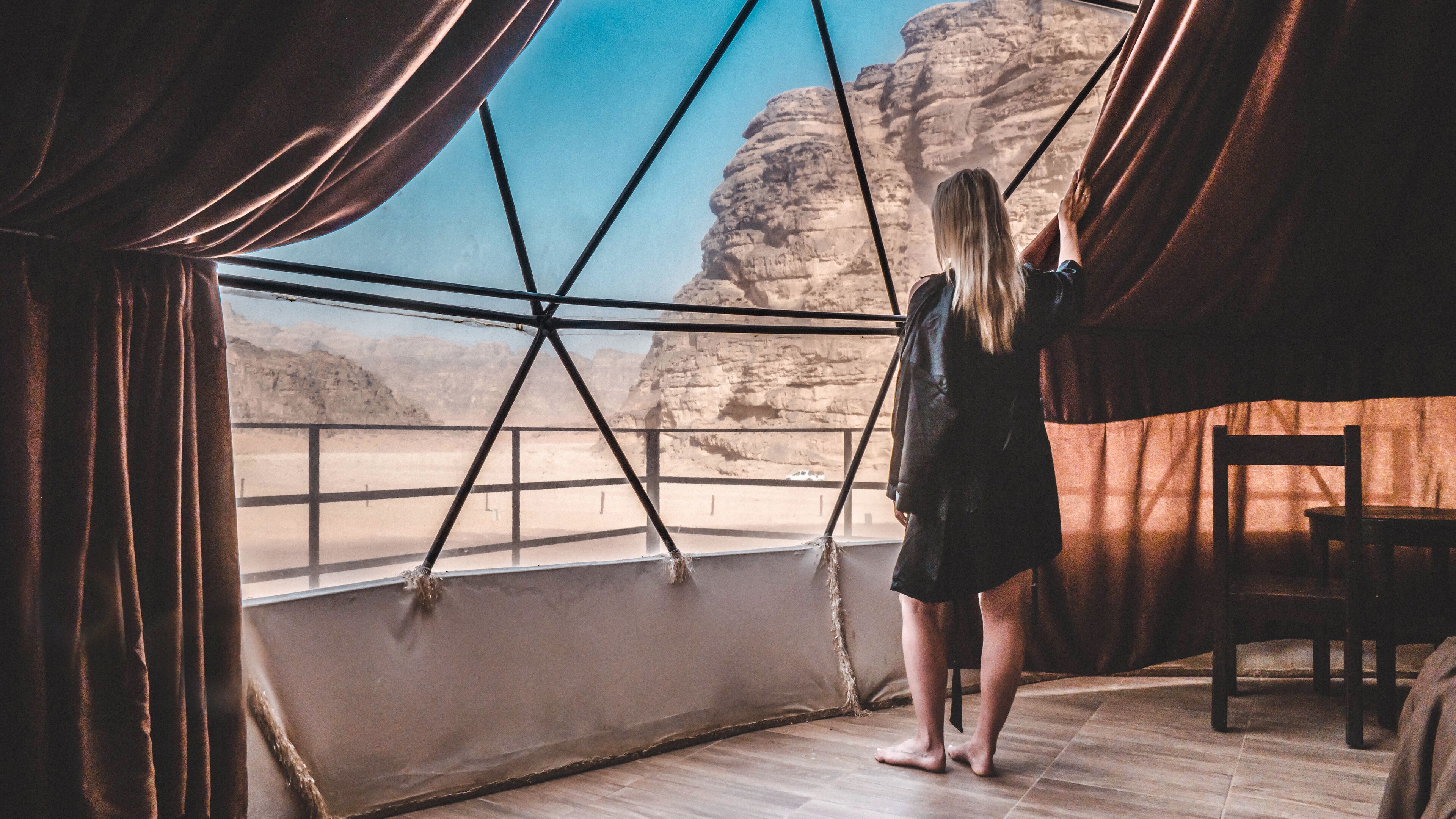 Uma tenda com vista para uma paisagem desértica.