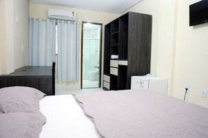 Frigobar, escrivaninha, cortinas blackout, Wi-Fi de cortesia