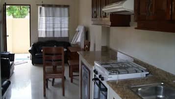 Condo, 2 quartos | Geladeira, talheres/pratos/utensílios de cozinha