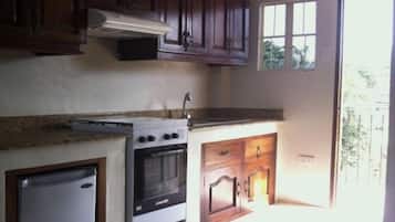 Condo, 2 quartos | Geladeira, talheres/pratos/utensílios de cozinha