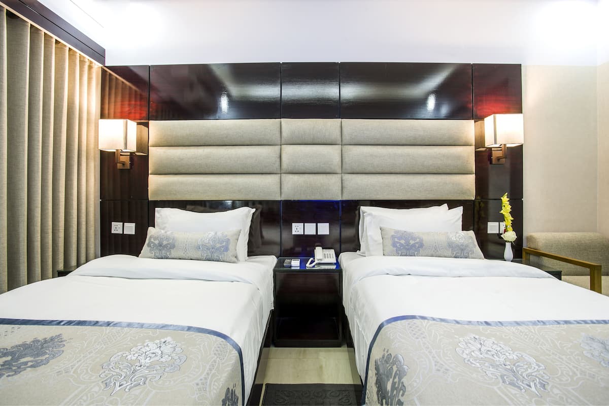 Quarto casal ou duplo superior | Cofres nos quartos, escrivaninha, cortinas blackout