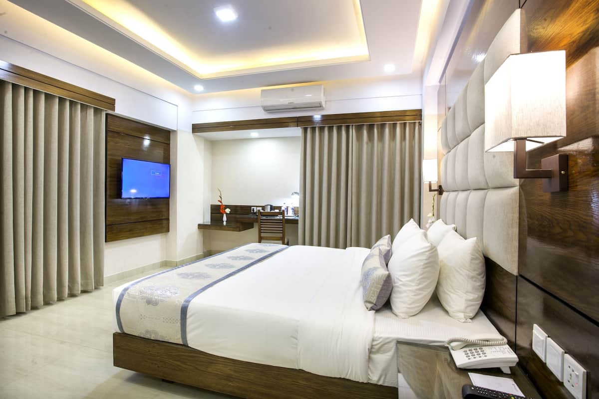 Quarto superior | Cofres nos quartos, escrivaninha, cortinas blackout