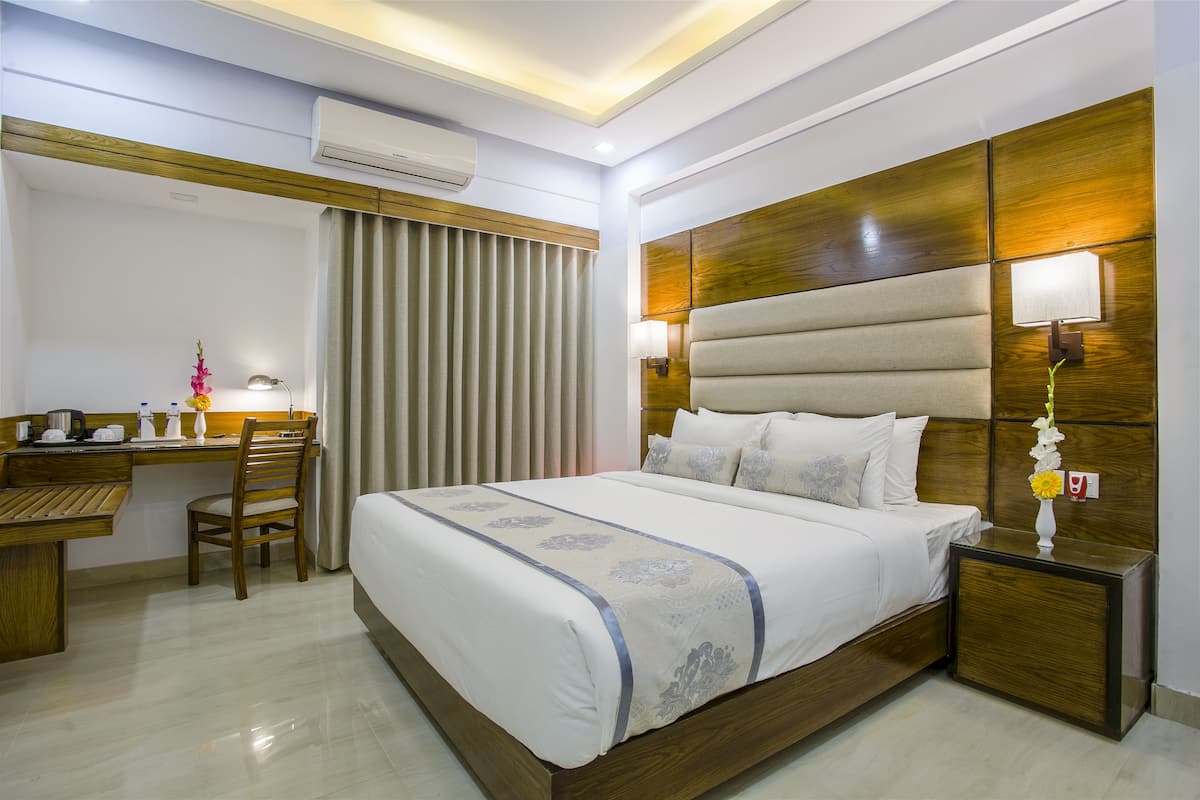 Quarto solteiro luxo | Cofres nos quartos, escrivaninha, cortinas blackout