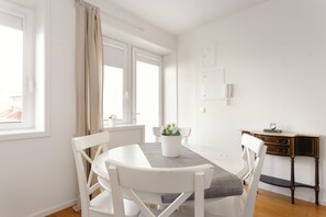 Duplex panorâmico, 1 cama de casal e sofá-cama, cozinha americana, vista para a cidade | Opções para refeição no quarto