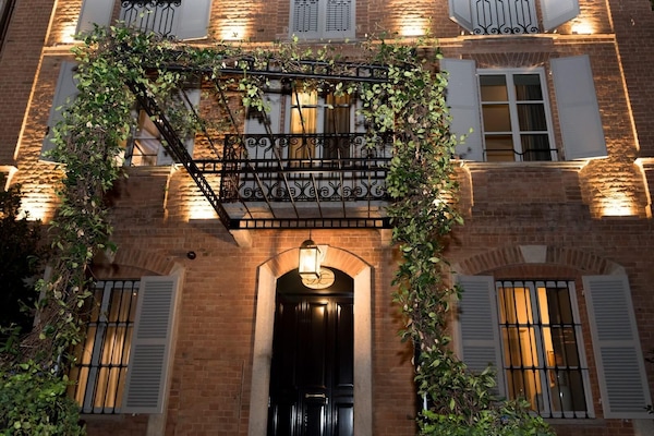 Fachada da propriedade à noite