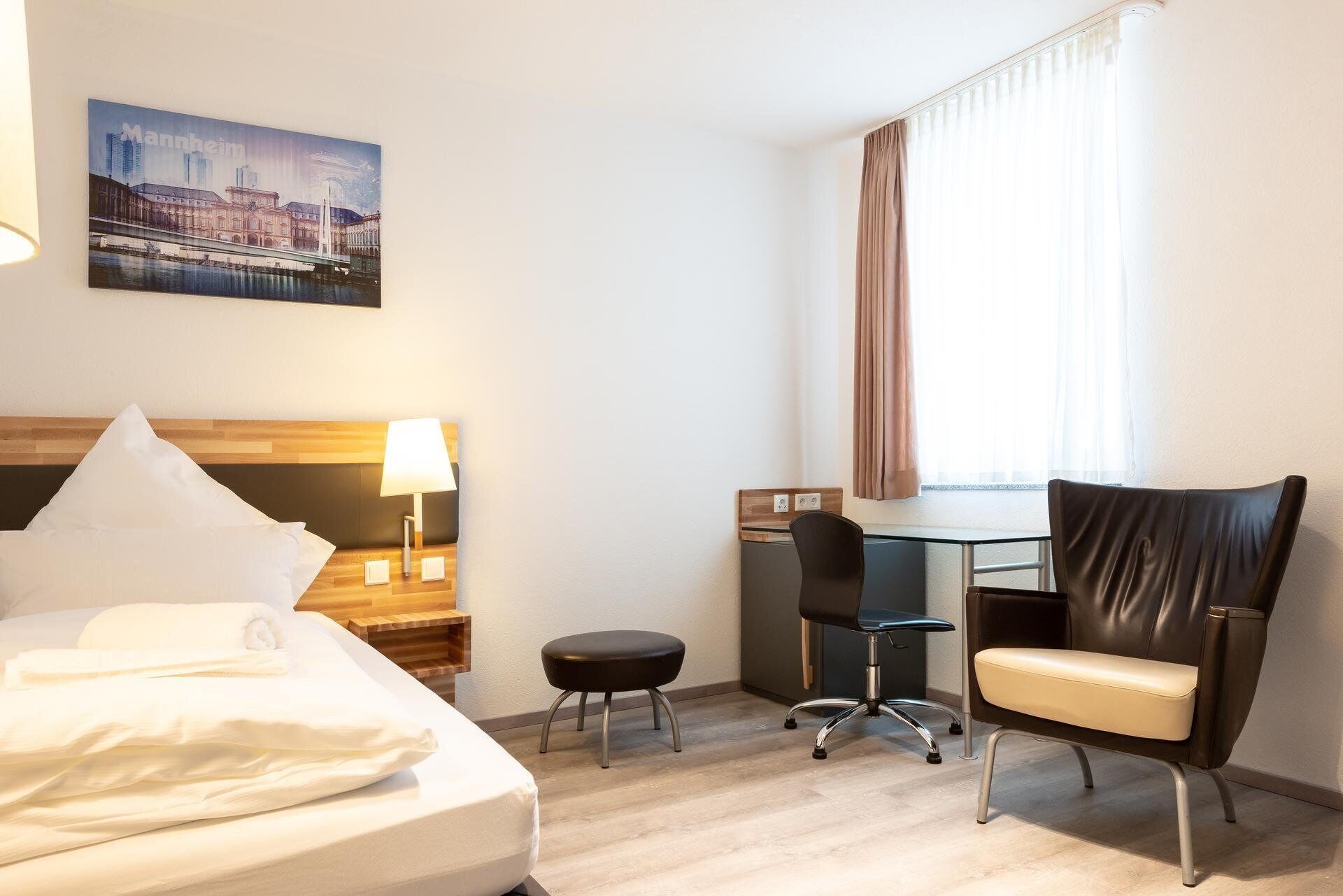 Quarto solteiro | Frigobar, cofres nos quartos, escrivaninha