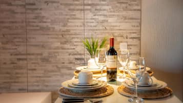 Frigobar, micro-ondas, cooktop, lava-louças