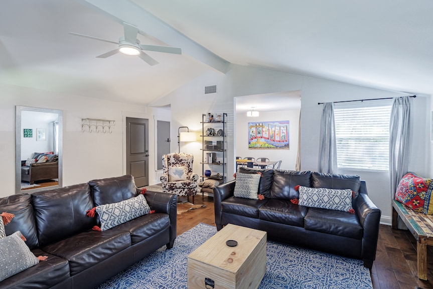 Keep Austin Cozy 2 Kings, Sleeps 6, Domain & Q2 - 오스틴