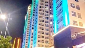 Fachada do alojamento (tarde/noite)