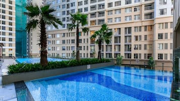 Piscina exterior, uma piscina no terraço, espreguiçadeiras