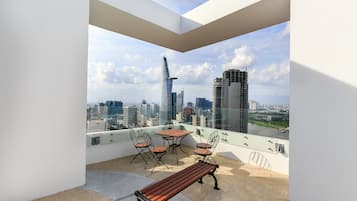 Terraço com espreguiçadeiras