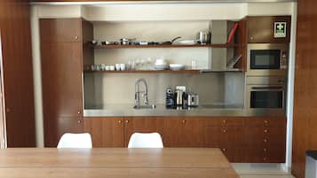 Apartamento Deluxe, 1 quarto | Kitchenette privada | Uma máquina de café expresso, uma cafeteira/bule