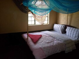 Quarto Duplo | Secretária, Wi-fi grátis, roupa de cama fornecida 